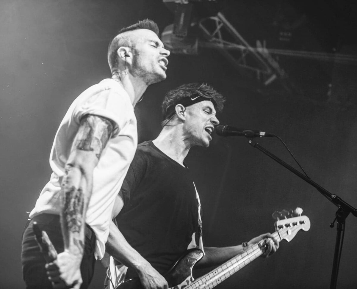 Bye Alex mellett basszusgitározik és énekel a pécsi srác, Poór András ...