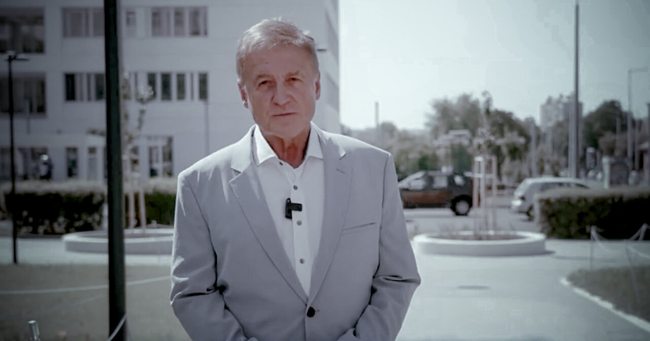 Busómaszkban üldözte el Mohácsról Magyar Pétert Rákay Philip | Pécs Aktuál